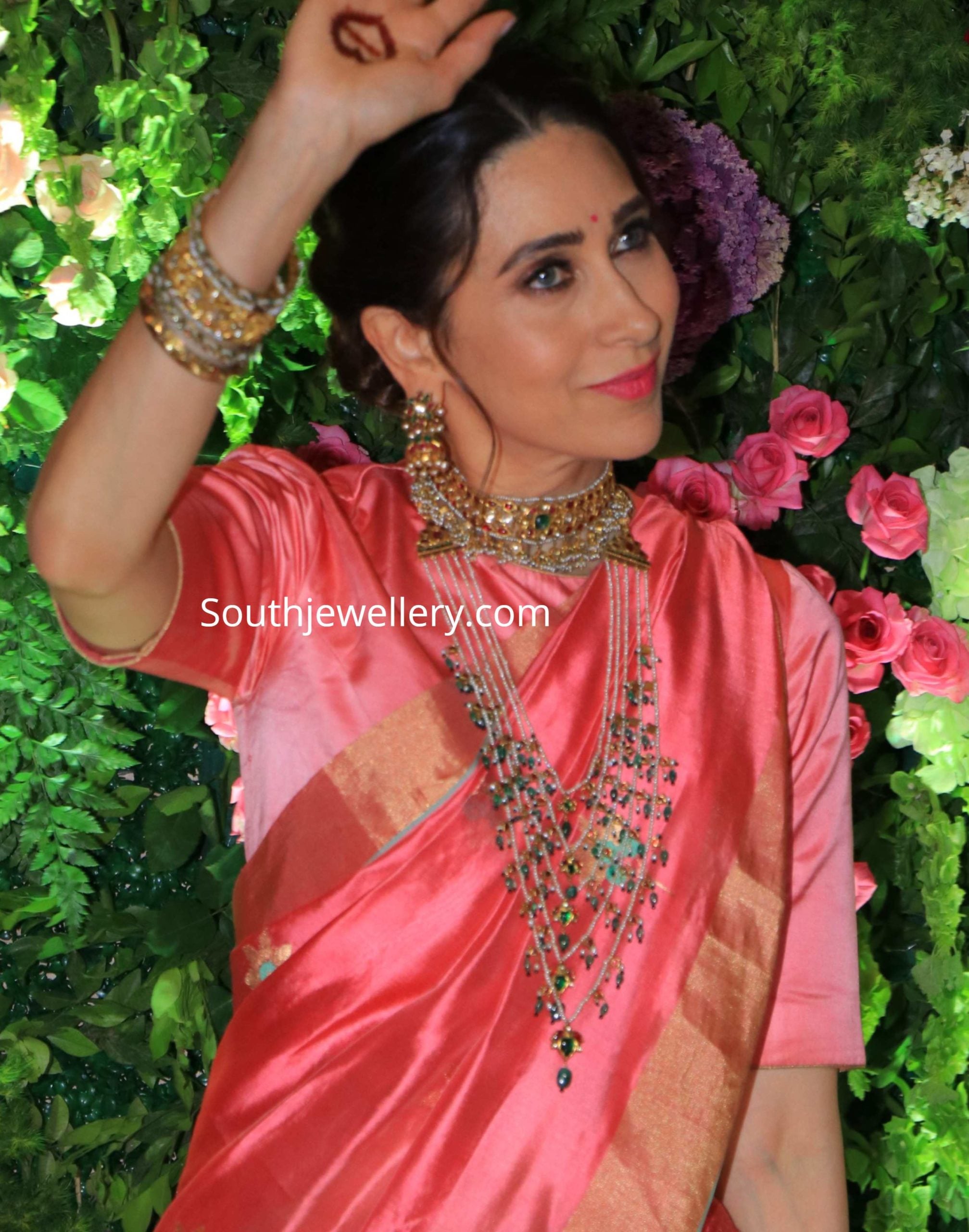 Karisma Kapoor in traditional gold jewellery - Indian Jewellery Designs